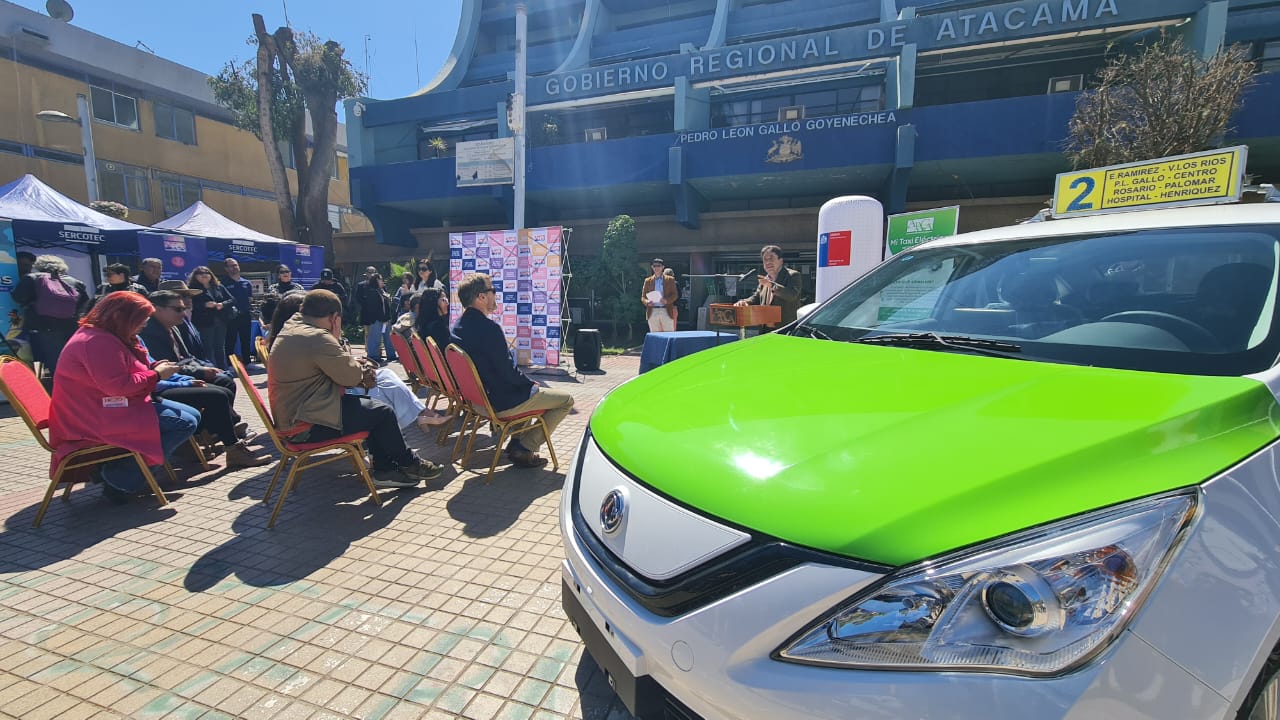 Entregan el primer vehículo del programa Mi Taxi Eléctrico en Copiapó